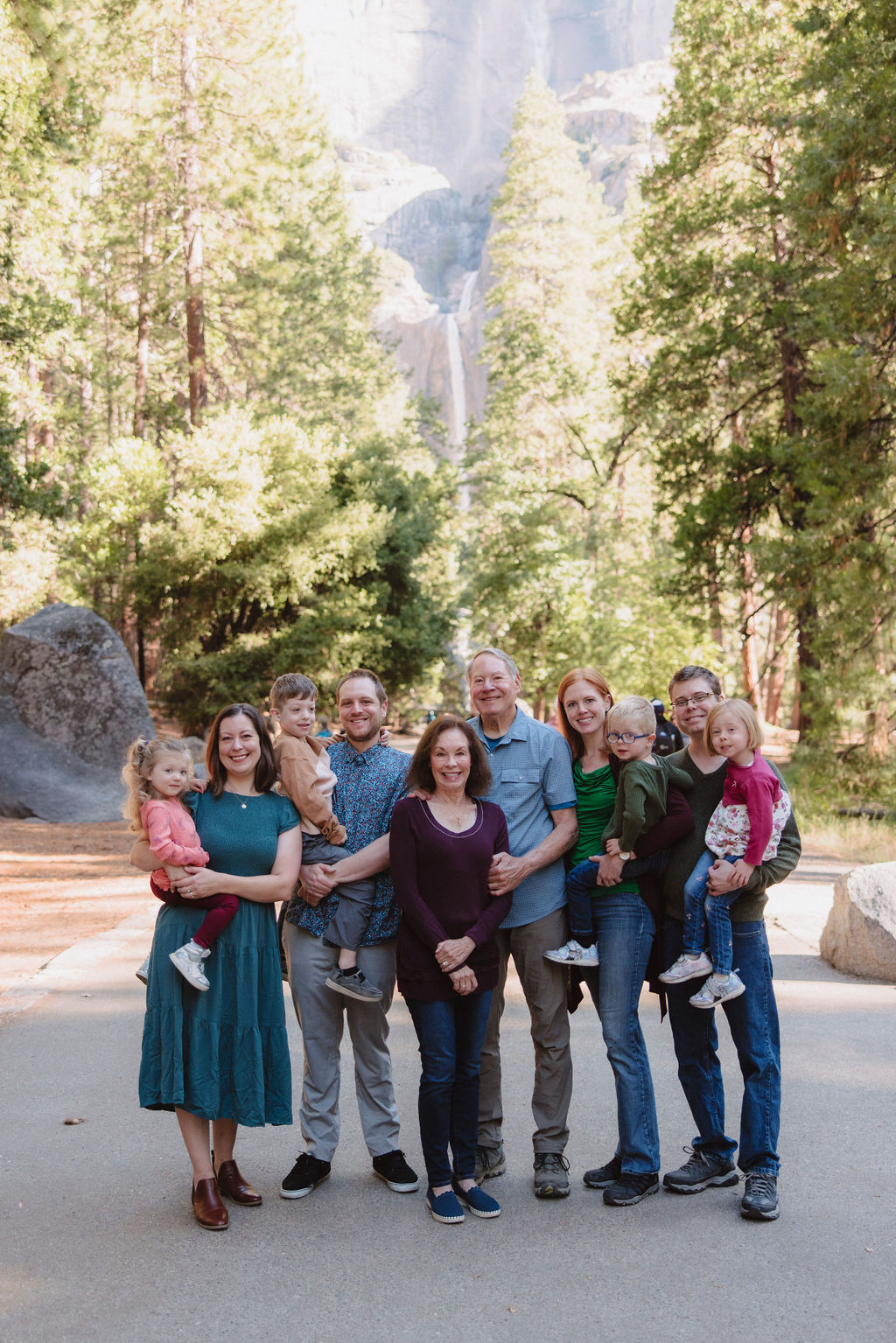 Extended Family Photos in Yosemite | Yosemite Family Photographer - alyssamichelephoto.net