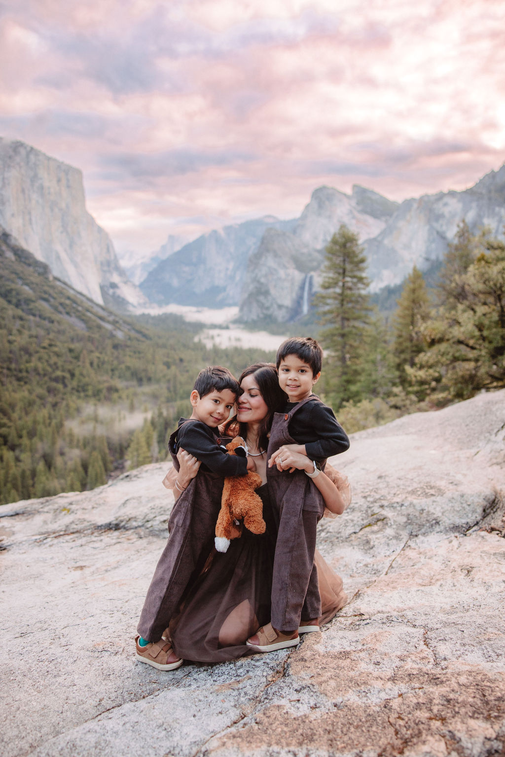 Stunning Yosemite Fall Family Photos - alyssamichelephoto.net