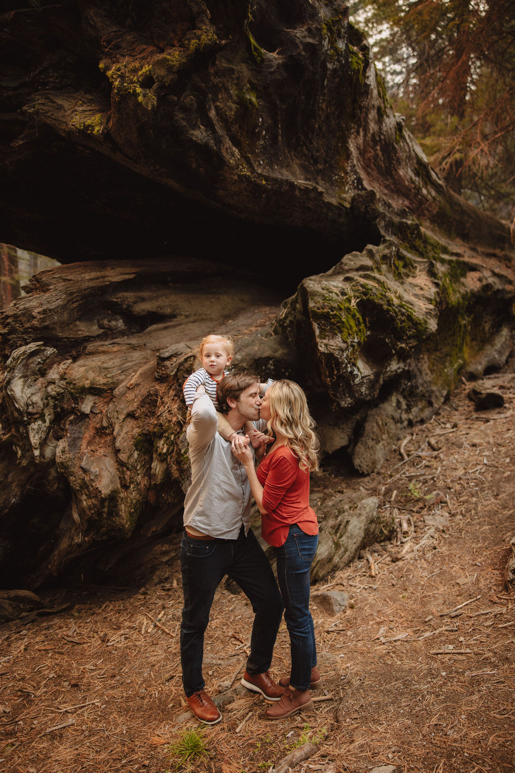 An Epic Sequoia Family Photoshoot at Grant Grove - alyssamichelephoto.net